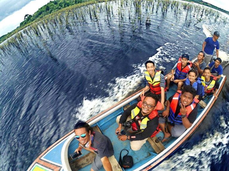 Lokasi Dan Harga Tiket Masuk Wisata Danau Laet Tayan 2020 - Travelandword