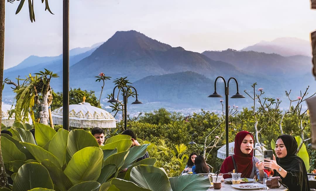 Daftar Menu Dan Lokasi Monstera Cafe Batu - Travelandword