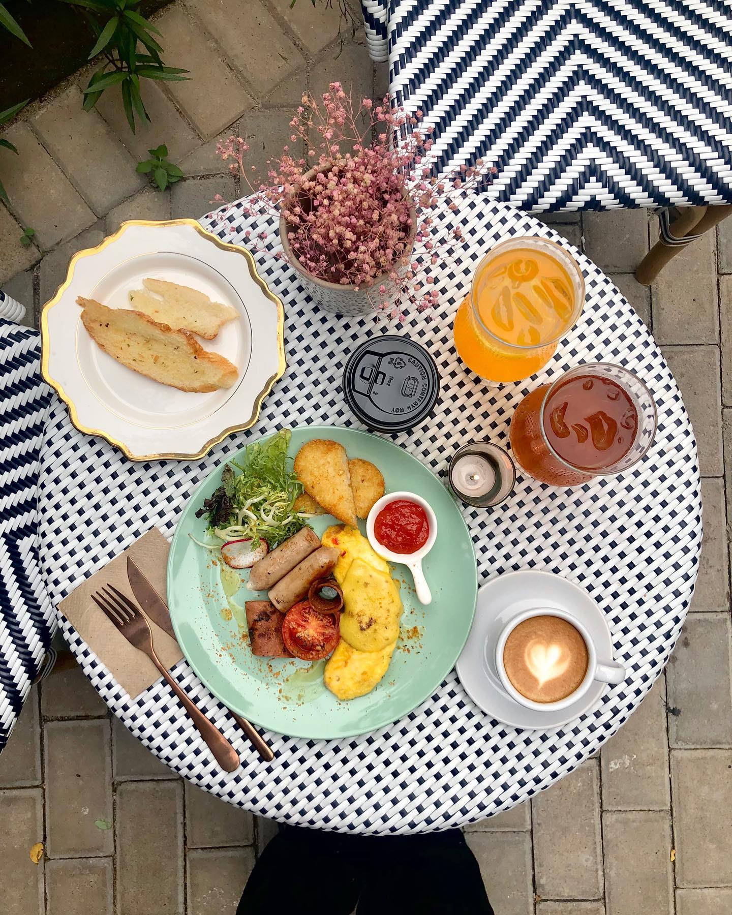 The Manor Andara Cafe, Daya Tarik Dan Harga Menu - Travelandword