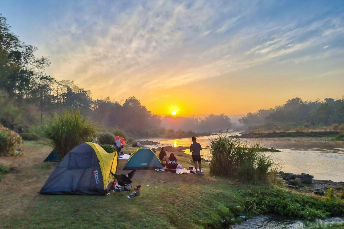 14 Tempat Camping di Yogyakarta di Kaki Gunung, Waduk hingga Pantai ...