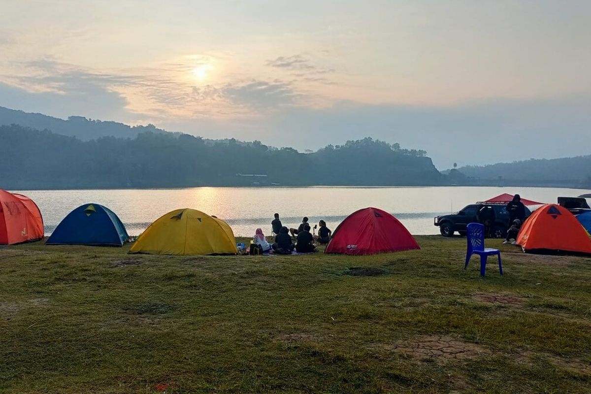 14 Tempat Camping di Yogyakarta di Kaki Gunung, Waduk hingga Pantai ...